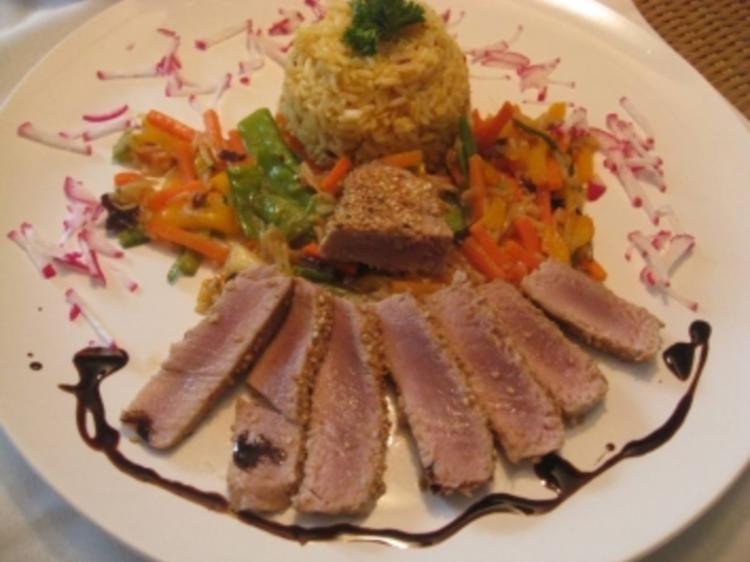 Tranchen vom Thunfischsteak im Sesammantel an Wokgemüse & Curry ...