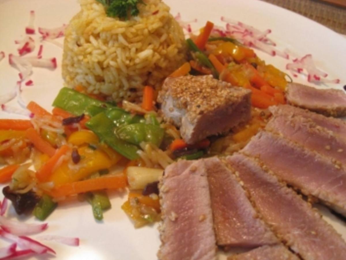 Tranchen vom Thunfischsteak im Sesammantel an Wokgemüse & Curry ...