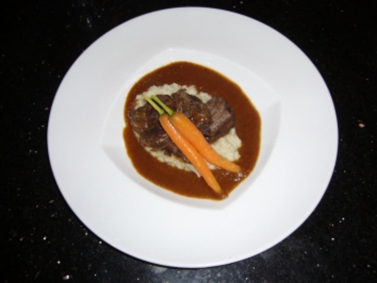 Geschmorte Rinderbacken mit Hagebuttensoße und Topinamburpüree - Rezept ...