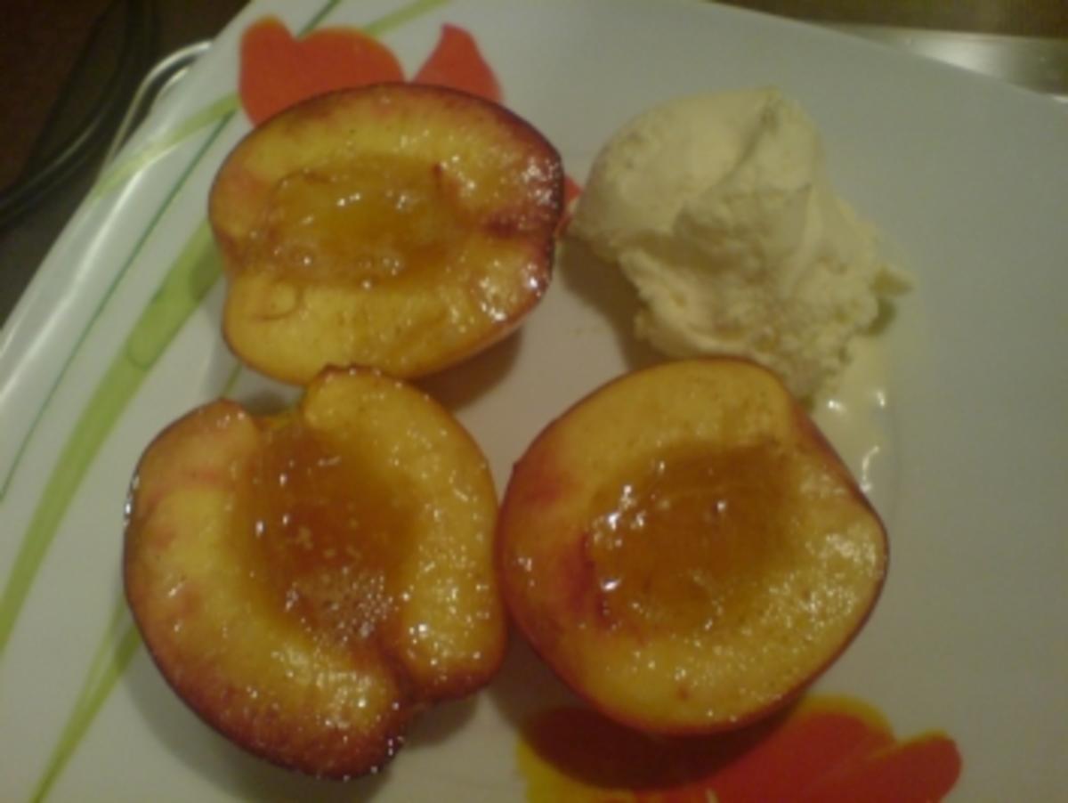 Dessert \"Curry-Pfirsiche mit Vanilleeis\" - Rezept - kochbar.de