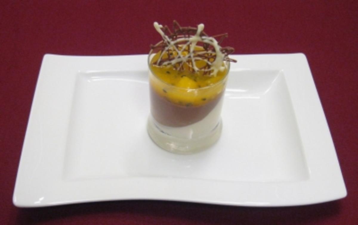 Zweierlei schräge Mousse mit Mango-Maracuja-Ragout - Rezept - kochbar.de