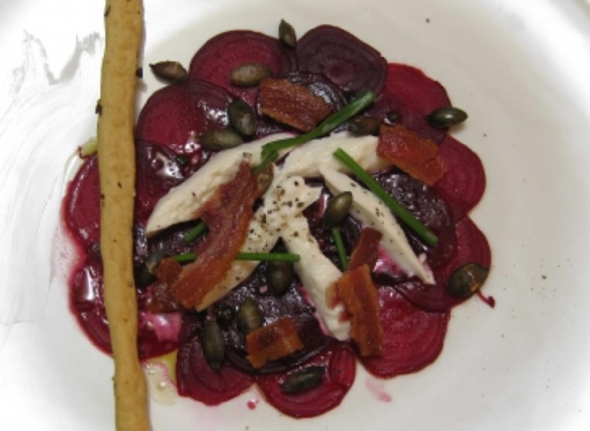 Rote Beete Carpaccio an Büffelmozzarella und Kürbiskern-Grissini ...
