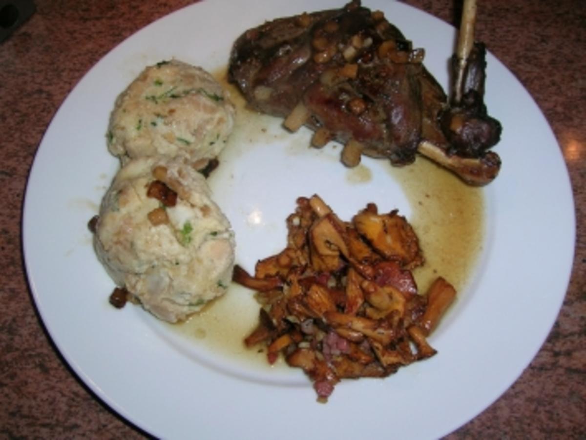 Hasenkeulen gespickt, mit gebratenen Pfifferlingen und Semmelknödel (so ...