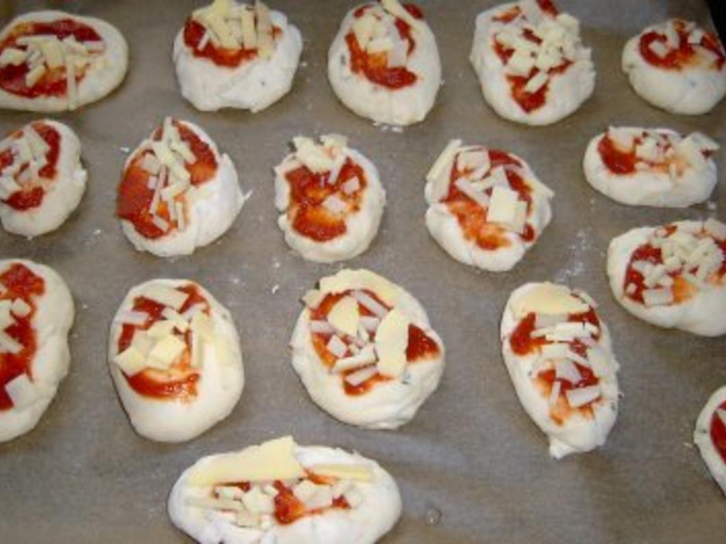 Beilage Pizzabrötchen mit Kräutern - einfach - von tienshane