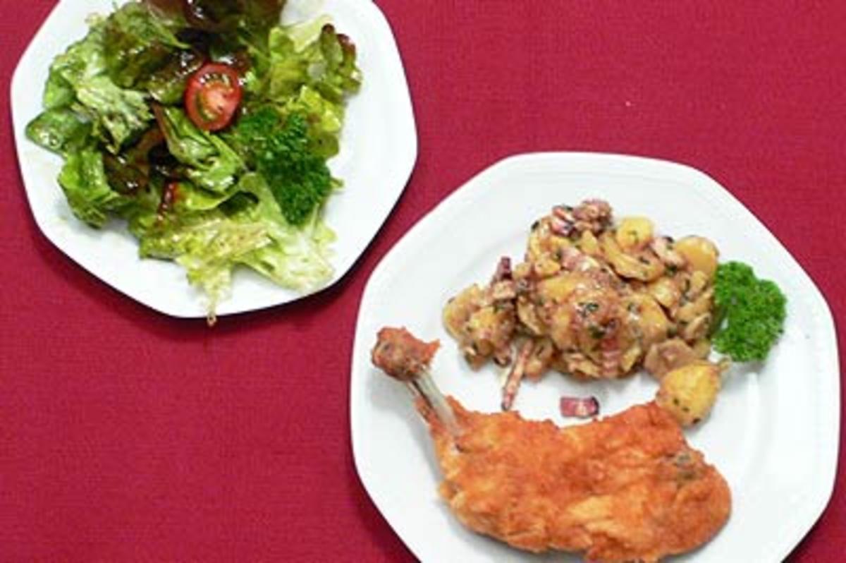 Steirisches Backhendl mit Kartoffelsalat und Salaten der Saison ...