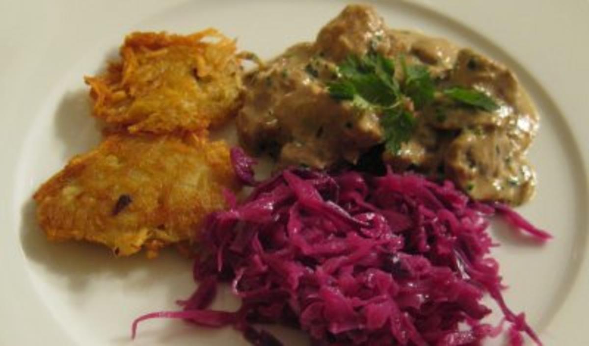 Gulasch vom Kalb in Champignon-Sahnesoße, dazu Rösti und Salat vom Rotkohl - Rezept - kochbar.de