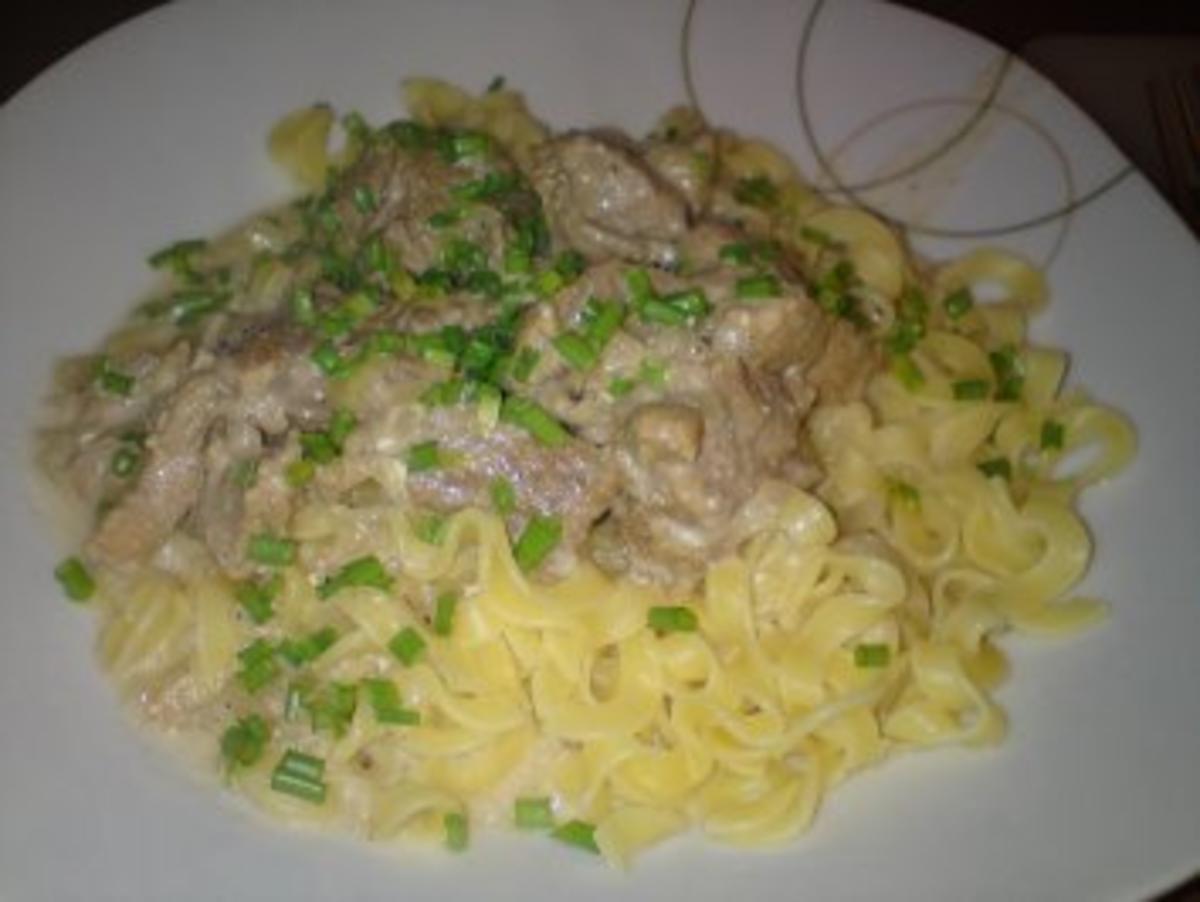 Kalbsrahmgulasch mit Kalbsgulasch und Zwiebeln - Rezept mit Bild ...