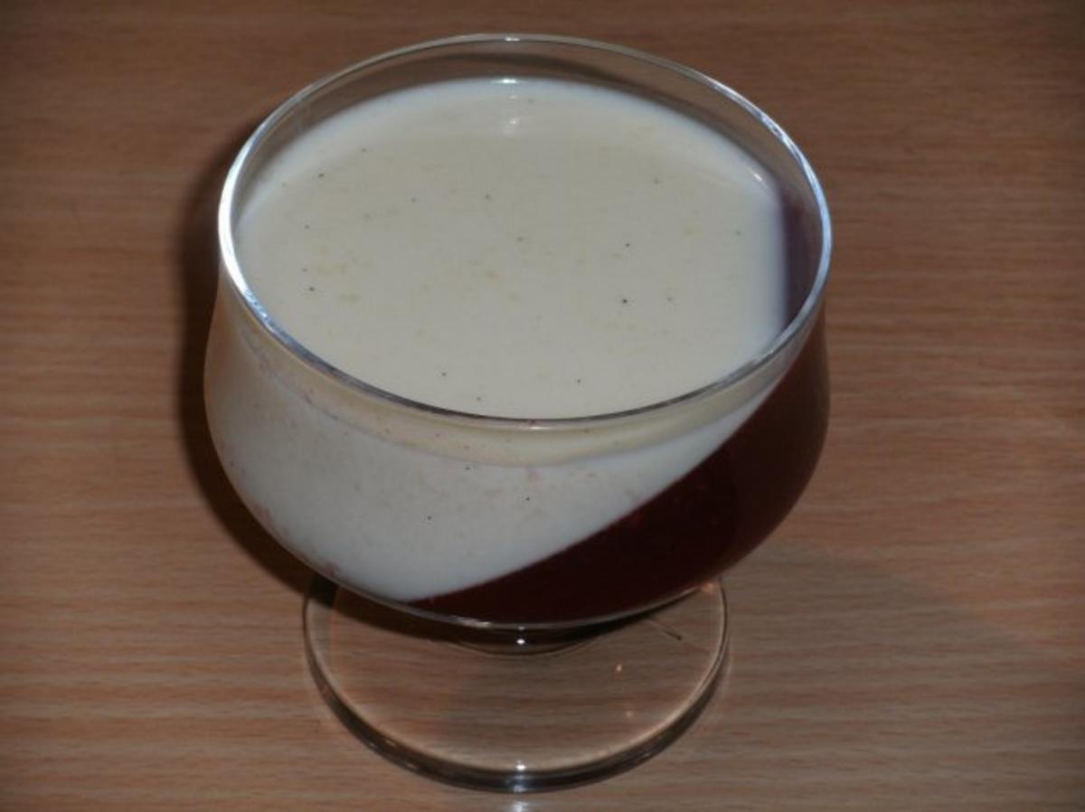 Dessert: Panna Cotta mit Orangenlikör-Himbeer-Gelee - Rezept - kochbar.de