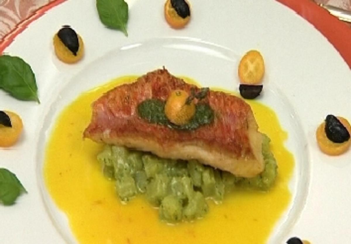 Rotbarbenfilet mit Kartoffel-Salat und Orangenblüten-Noilly-Prat-Soße ...