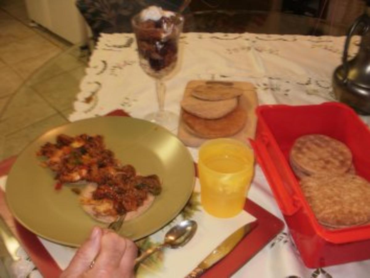 Hackfleisch - Rind Stir Pfanne mit allerlei Gemuesse auf Pita Brot ...