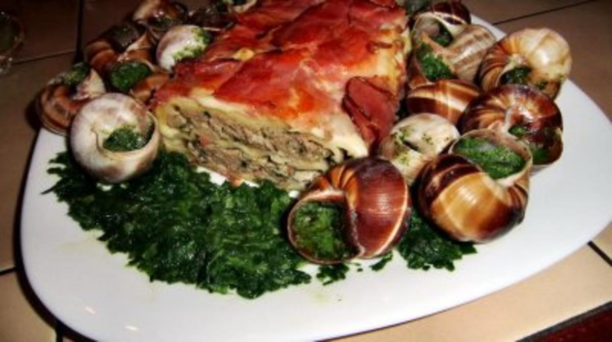 Gegrillte Maultasche im Speckmantel auf Spinat mit Achatschnecken ...