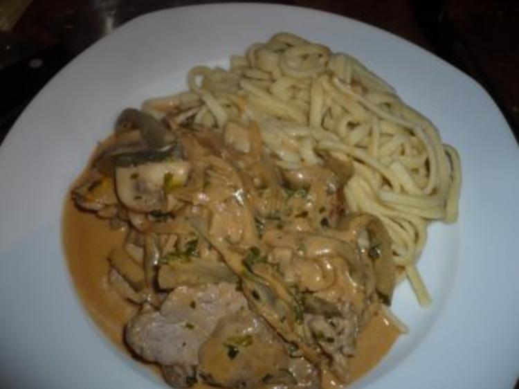Schweinegeschnetzeltes Stroganoff - schnell & einfach - 498 kcal/100g