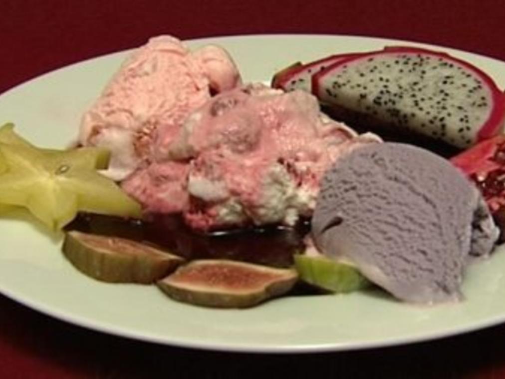 Himbeercreme, Roseneis, Veilcheneis und Mousse au Chocolat - von Das ...