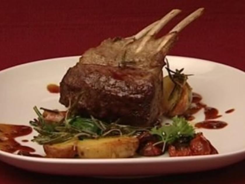 Lammkrone mit provençalischem Gemüse und Madeirajus Peer Kusmagk ...