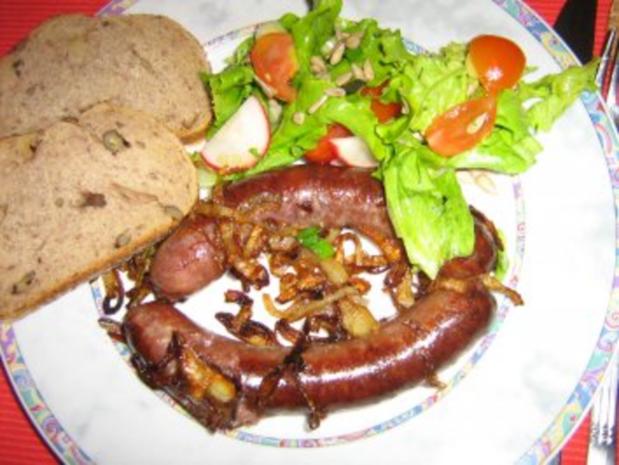 Bauernbratwurst mit gerösteten Zwiebeln und Brot - Rezept - kochbar.de