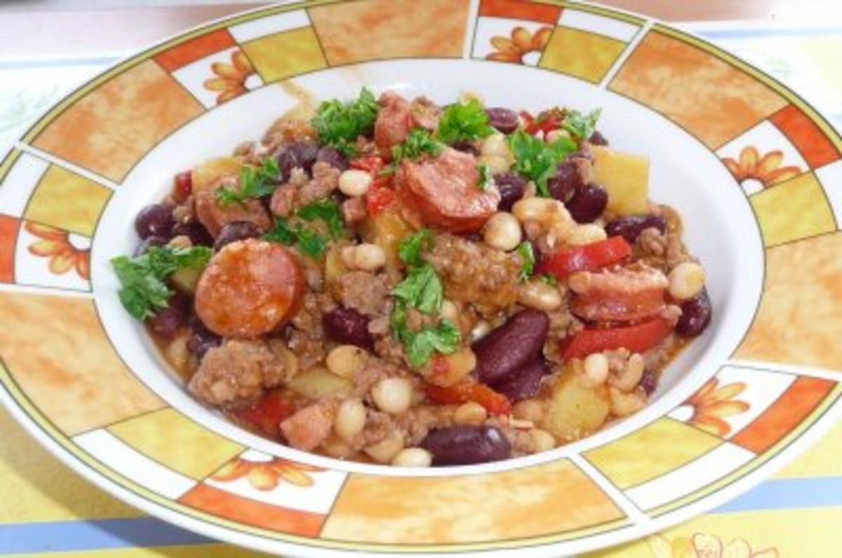 Pfannengericht: Bohnen und Hackfleisch mit Schinkenknacker - Rezept ...