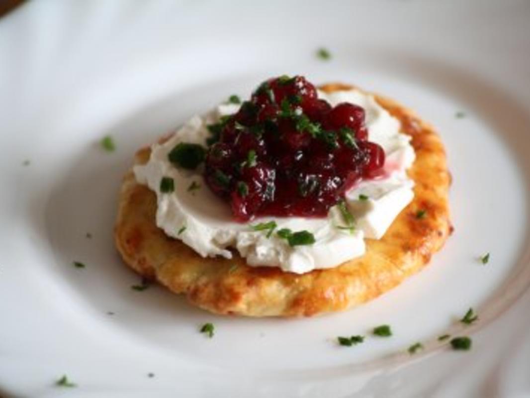 Parmesan Cracker mit Ziegenkäse und Preiselbeermarmelade - einfach ...