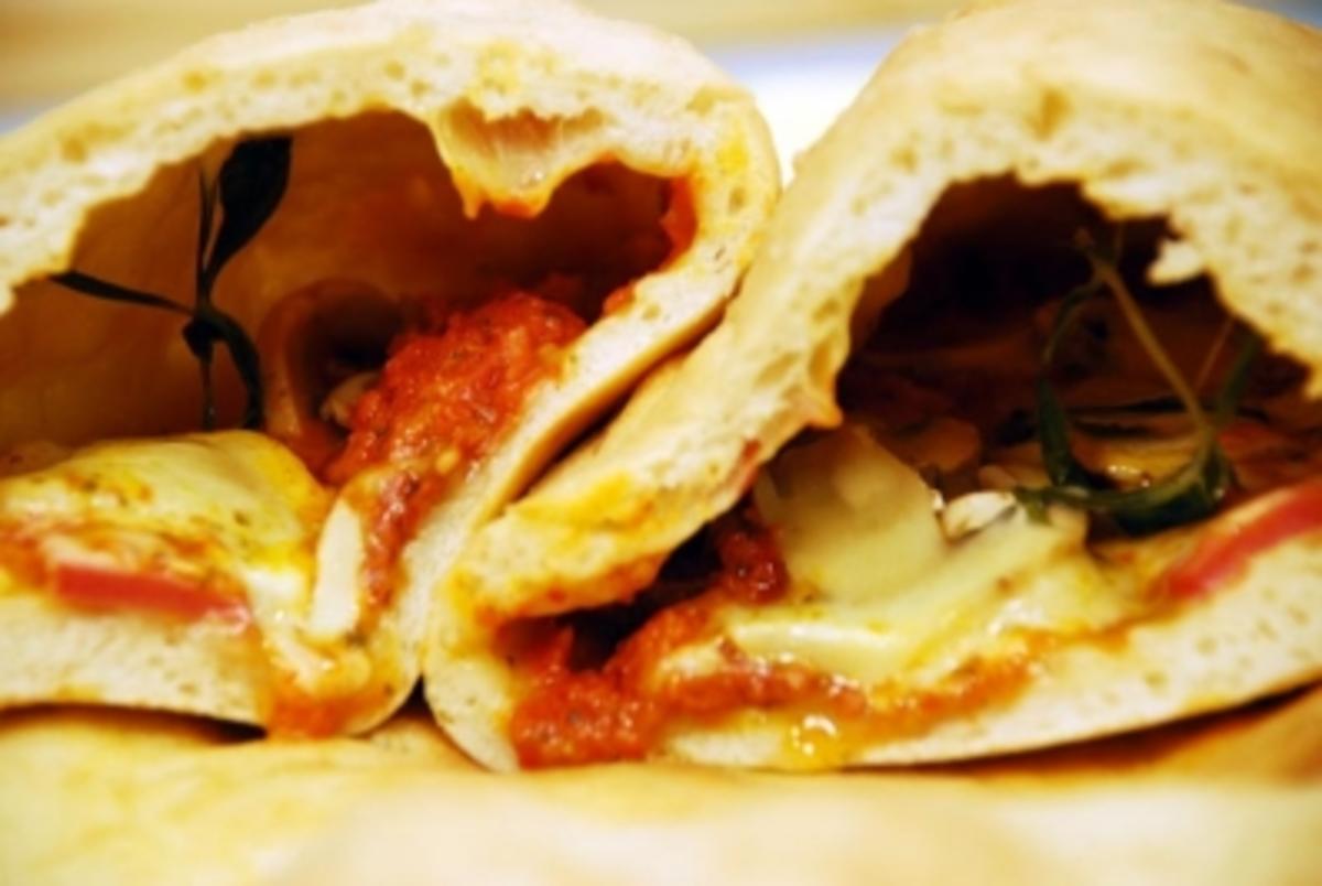 Gefüllte Pizzatasche - Rezept mit Bild - kochbar.de