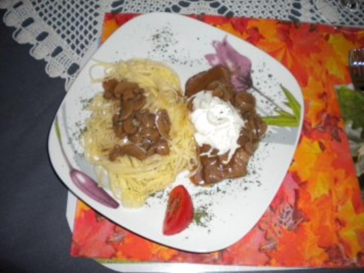 Kalbsrahmschnitzel, Nudeln, Salat - einfach - 176 kcal/100g