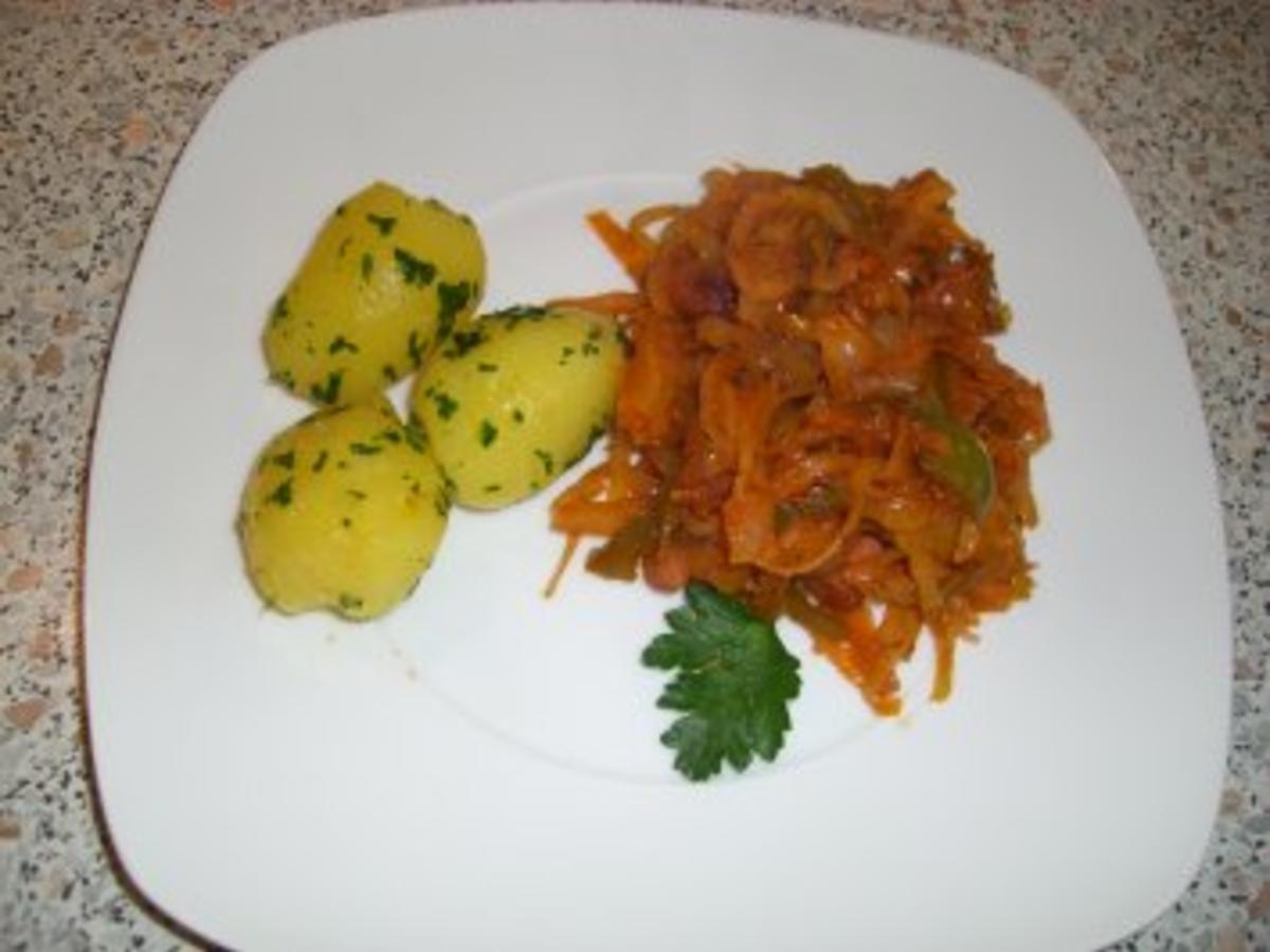 Weißkohl Gulasch - schnell & einfach - 163 kcal/100g