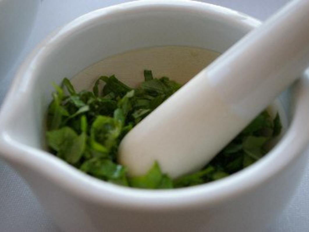 Walnusspesto mit Basilikum, Salbei und Rosmarin - schnell & einfach ...