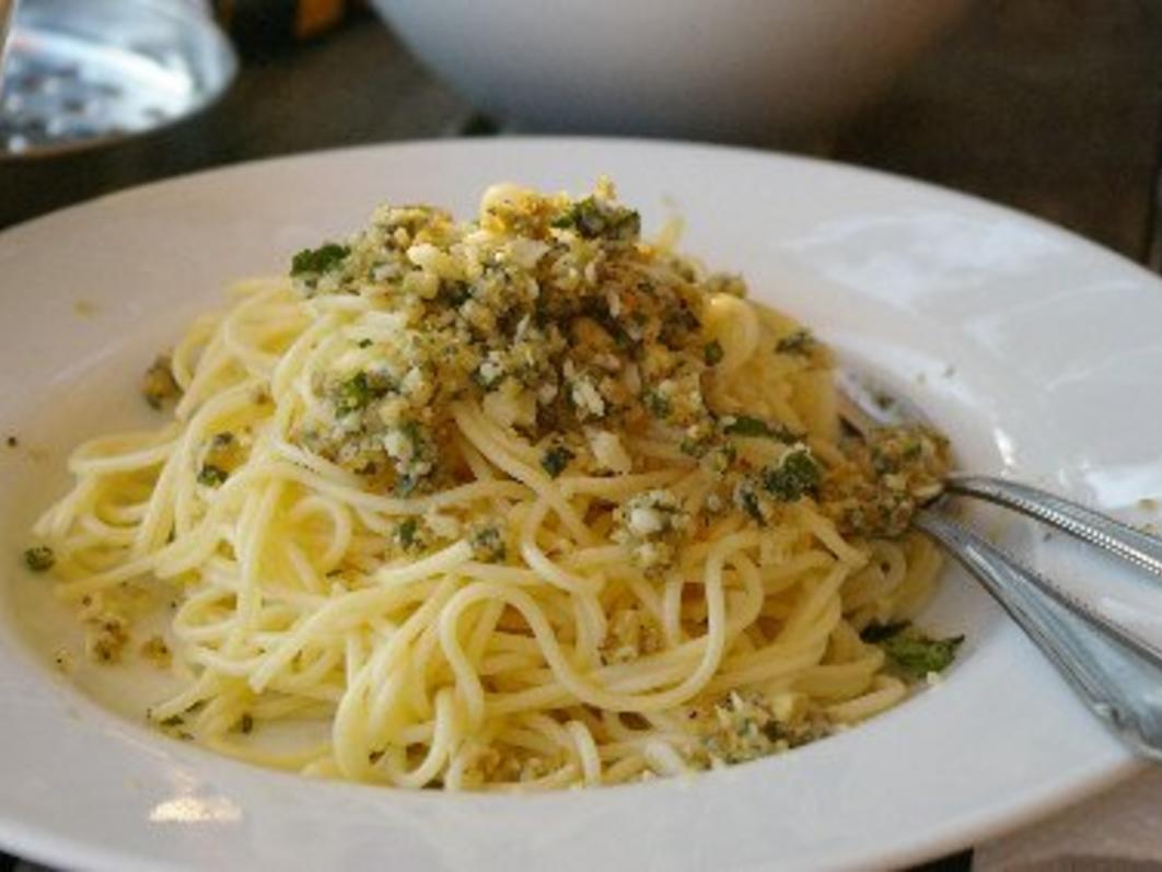 Walnusspesto mit Basilikum, Salbei und Rosmarin - schnell & einfach ...