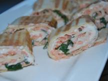 Gegrillter Wrap mit Avocado, Lachs & Garnelen - Rezept - kochbar.de