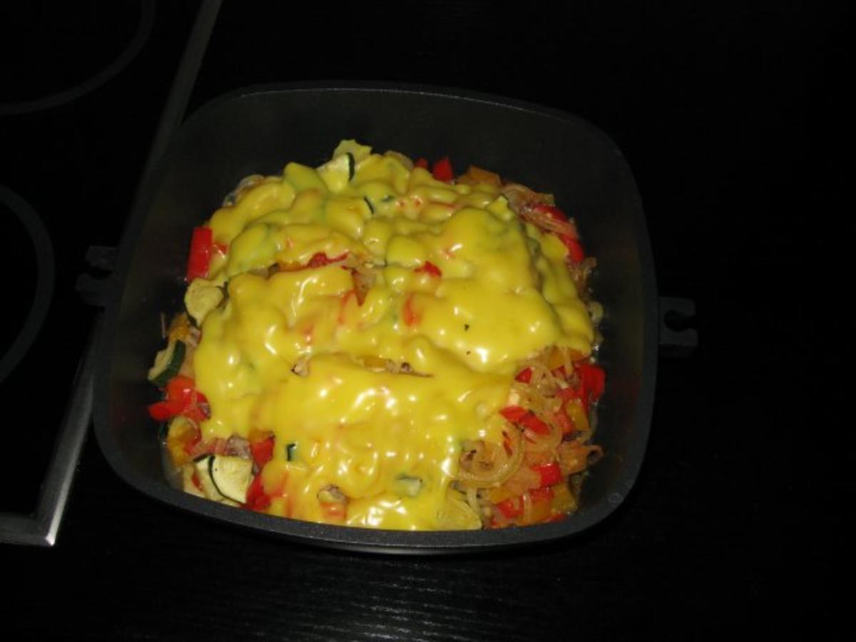 Rinderhackfleisch mit mediterranen Gemüse und Käse überbacken - schnell ...