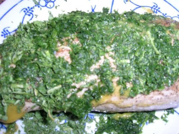 Rosa pochiertes Schweinefilet im Kräutermantel auf Pfifferling Gnocchi ...