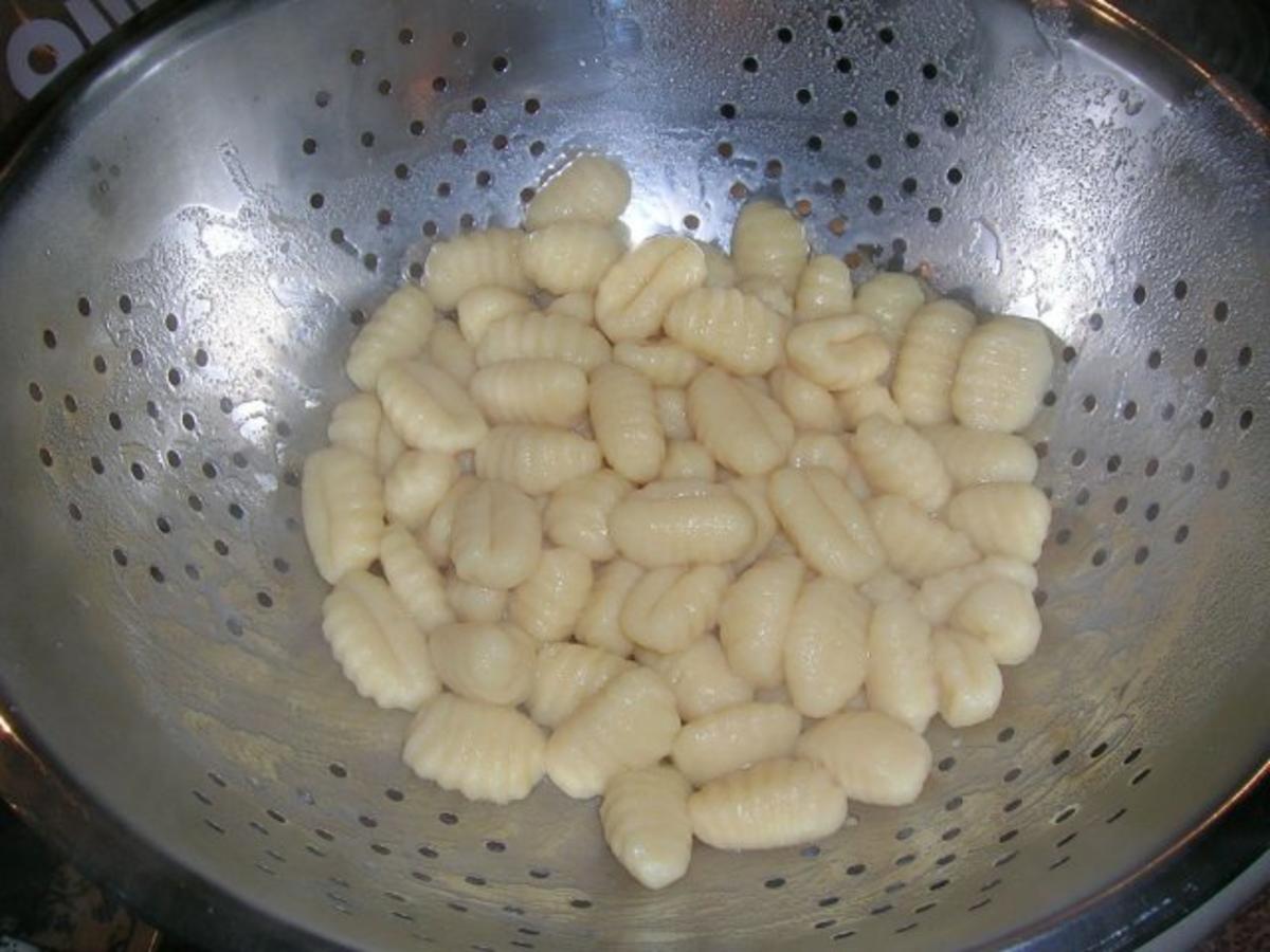 Rosa pochiertes Schweinefilet im Kräutermantel auf Pfifferling Gnocchi ...