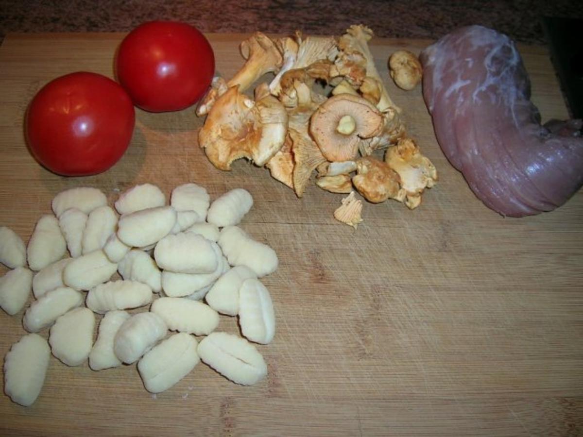 Rosa pochiertes Schweinefilet im Kräutermantel auf Pfifferling Gnocchi ...