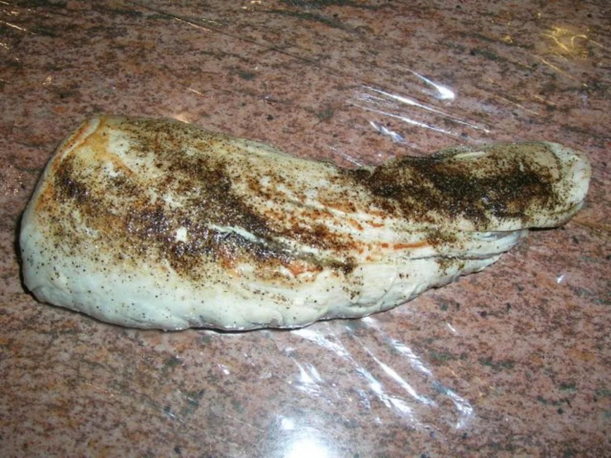 Rosa pochiertes Schweinefilet im Kräutermantel auf Pfifferling Gnocchi ...