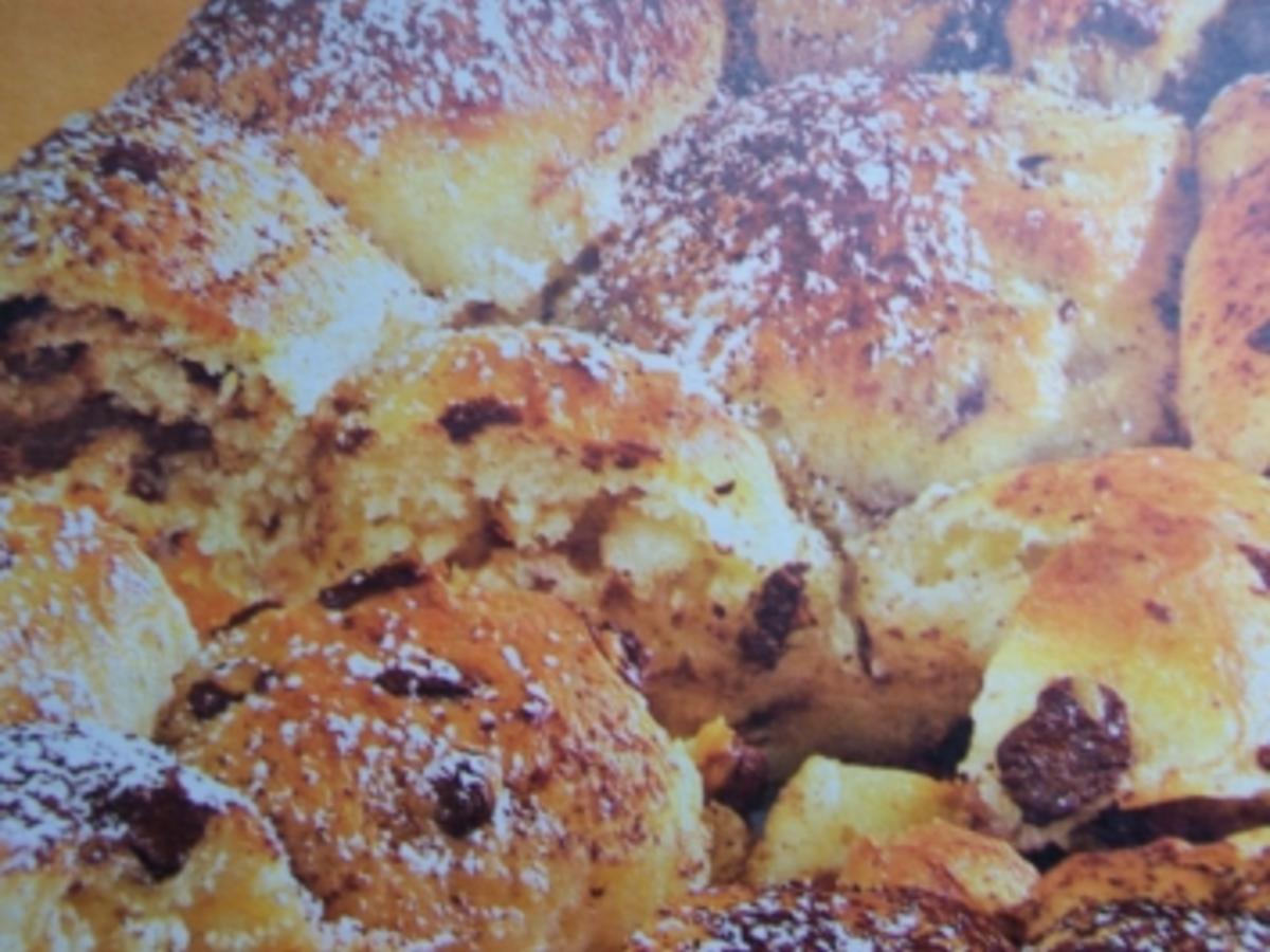 Buchtel-Kuchen mit Vanillesoße - Rezept - kochbar.de