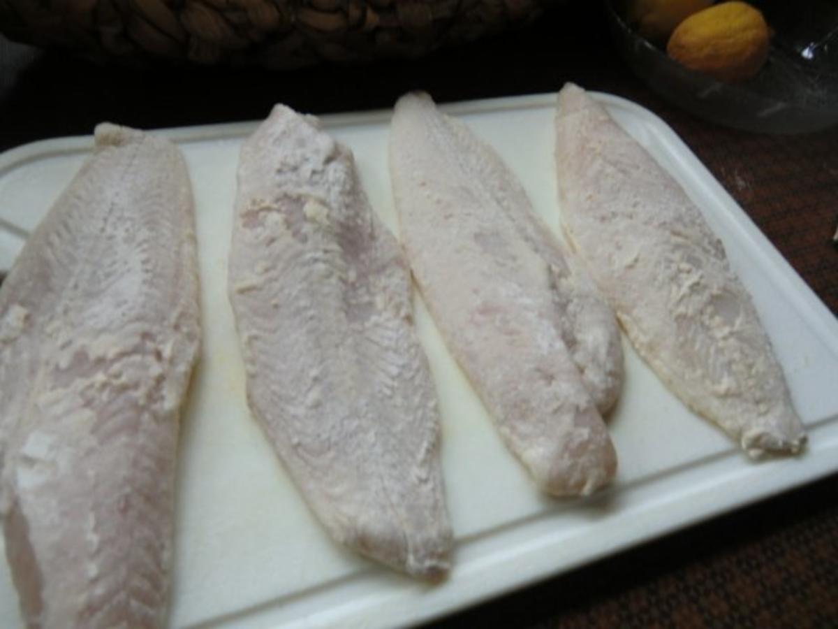 Seehechtfilet auf Blattspinat mit Salzkartoffeln und einer Zitronen ...