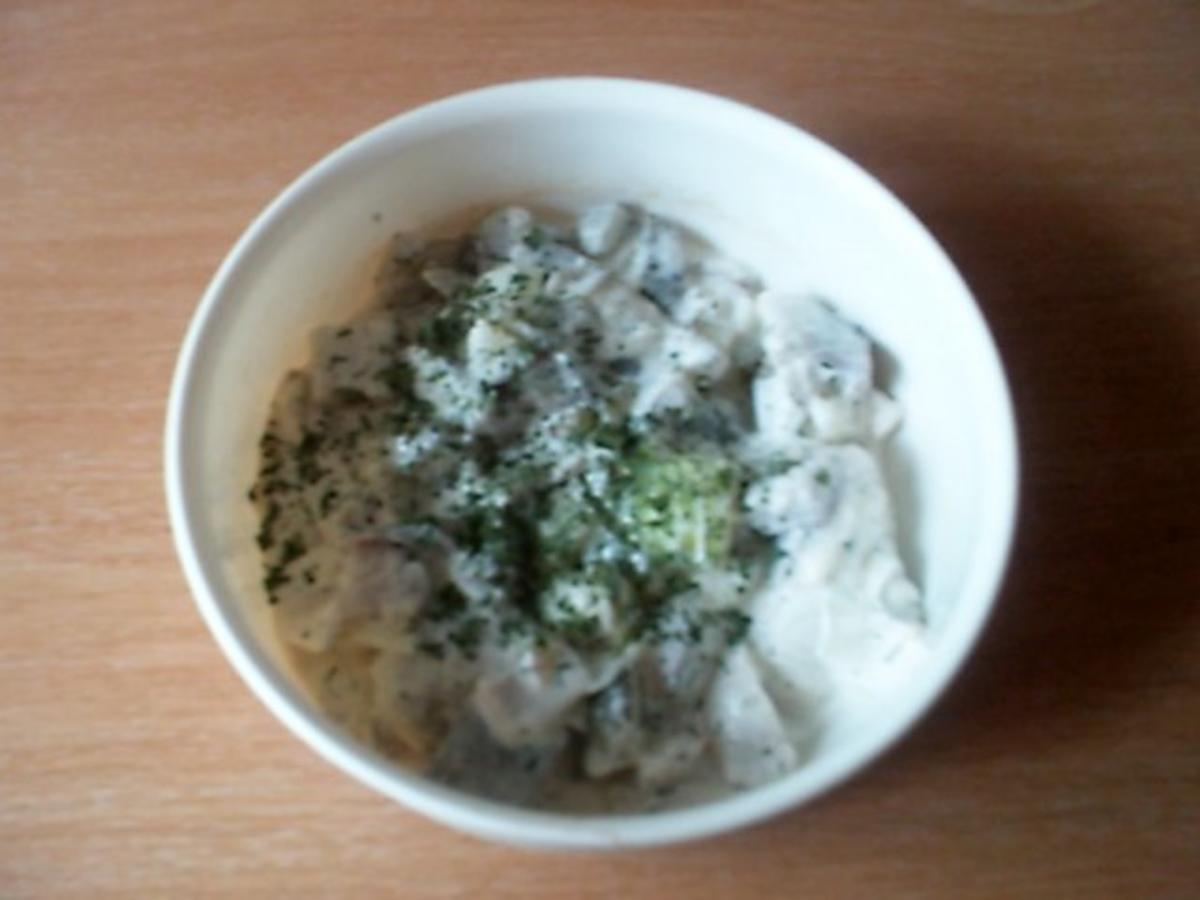 Saure Heringe schwimmen in Dillsosse - einfach - 61 kcal/100g