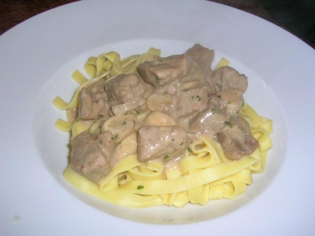 Kalbsgulasch mit Champignons klassisch zubereitet - von rowiwo