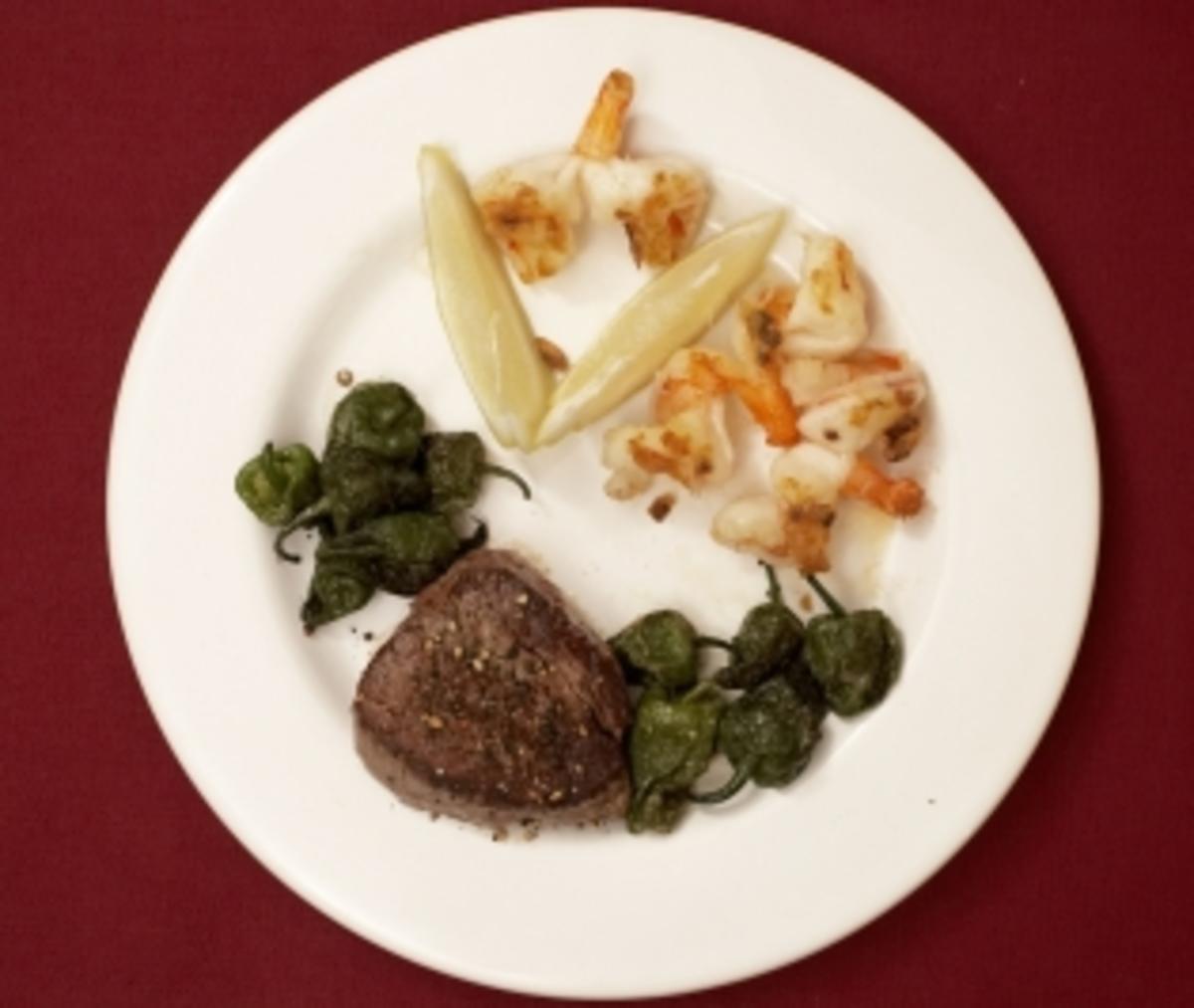 Sommerliches Rindsfilet mit Riesengarnelen u. Pimientos de padron (Katy ...
