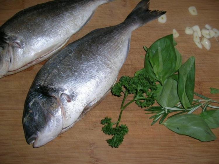 Dorade, gebraten, mit Meerrettichstampf und Schmortomaten - einfach ...