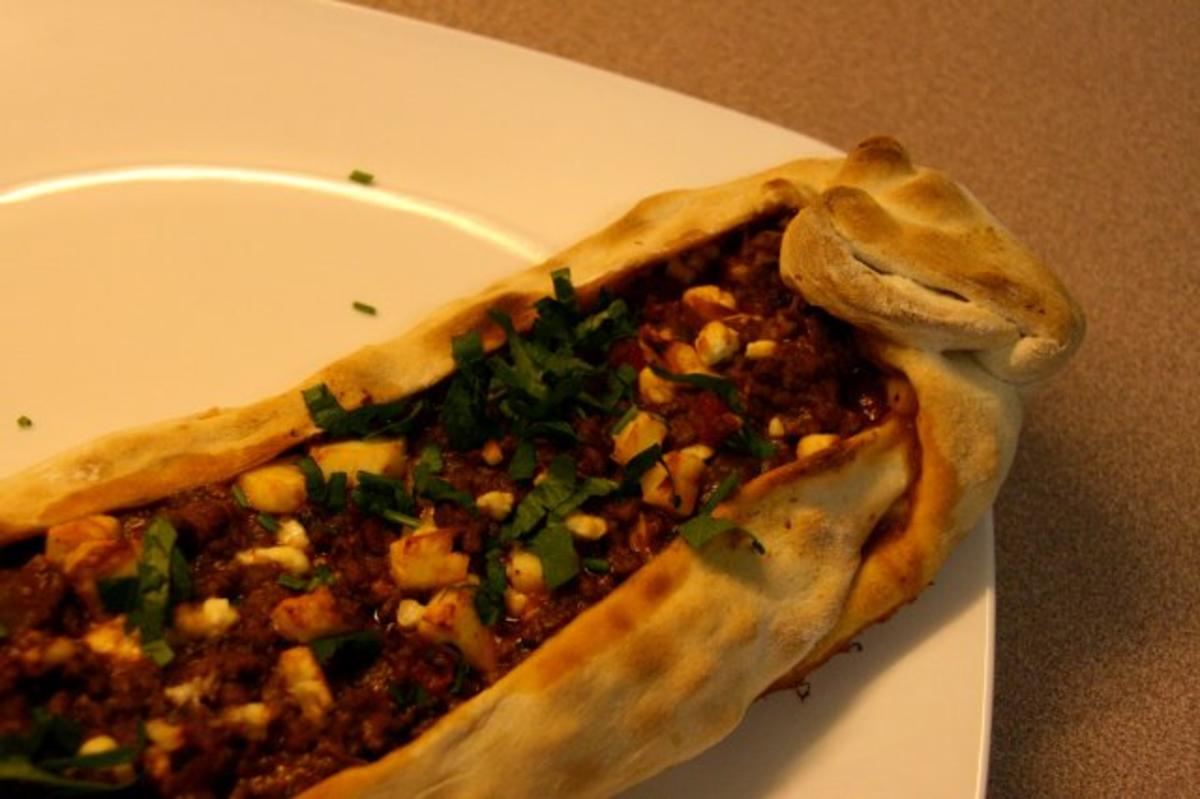 Pide Pizza in Form eines Schiffchens - Rezept mit Bild - kochbar.de