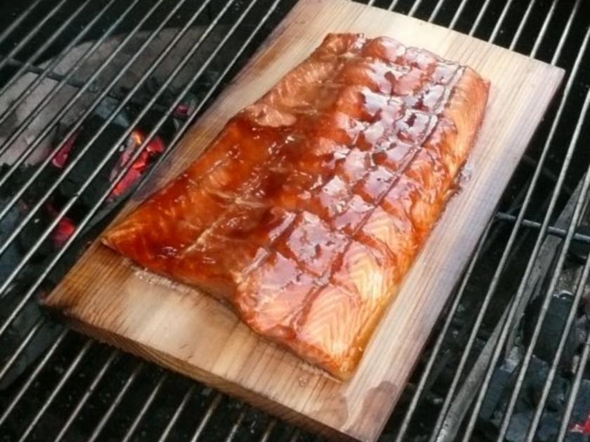 Gegrillter Lachs in Teriyaki Marinade vom Zedernholzbrett Planked ...
