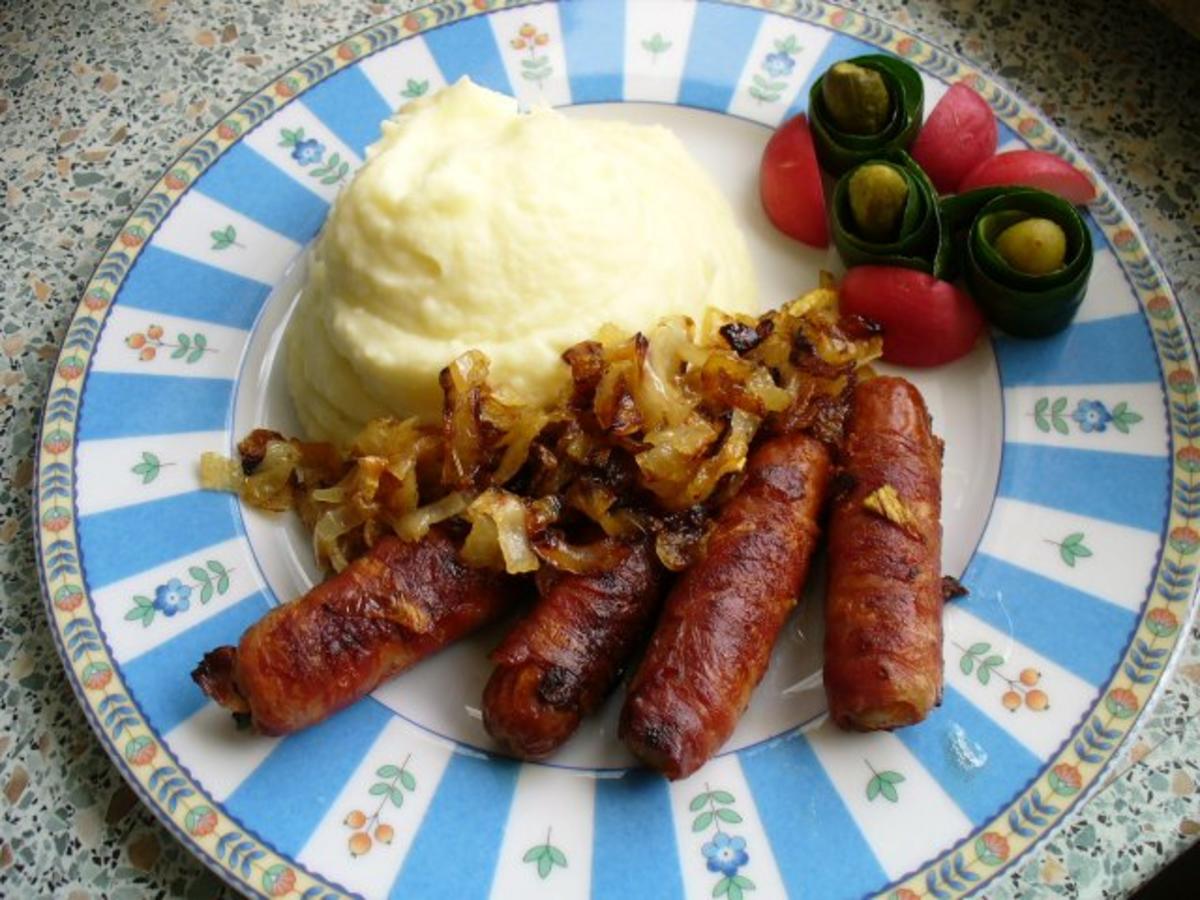Berner Würstchen an Kartoffelmus mit brauner Zwiebel - Rezept - kochbar.de