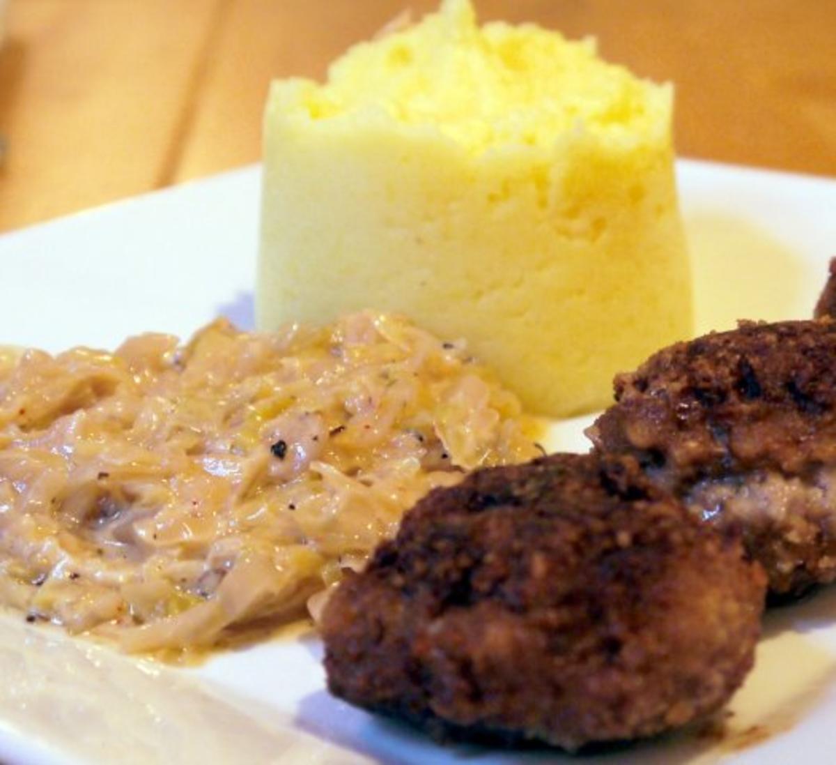 Spitzkohl mit würzigen Bouletten und Kartoffelpüree - Rezept - kochbar.de