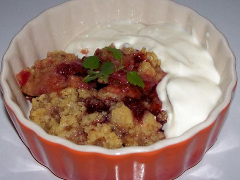 Süßspeisen: Pflaumen Tonkabohnen Crumble mit Orangencreme - einfach ...
