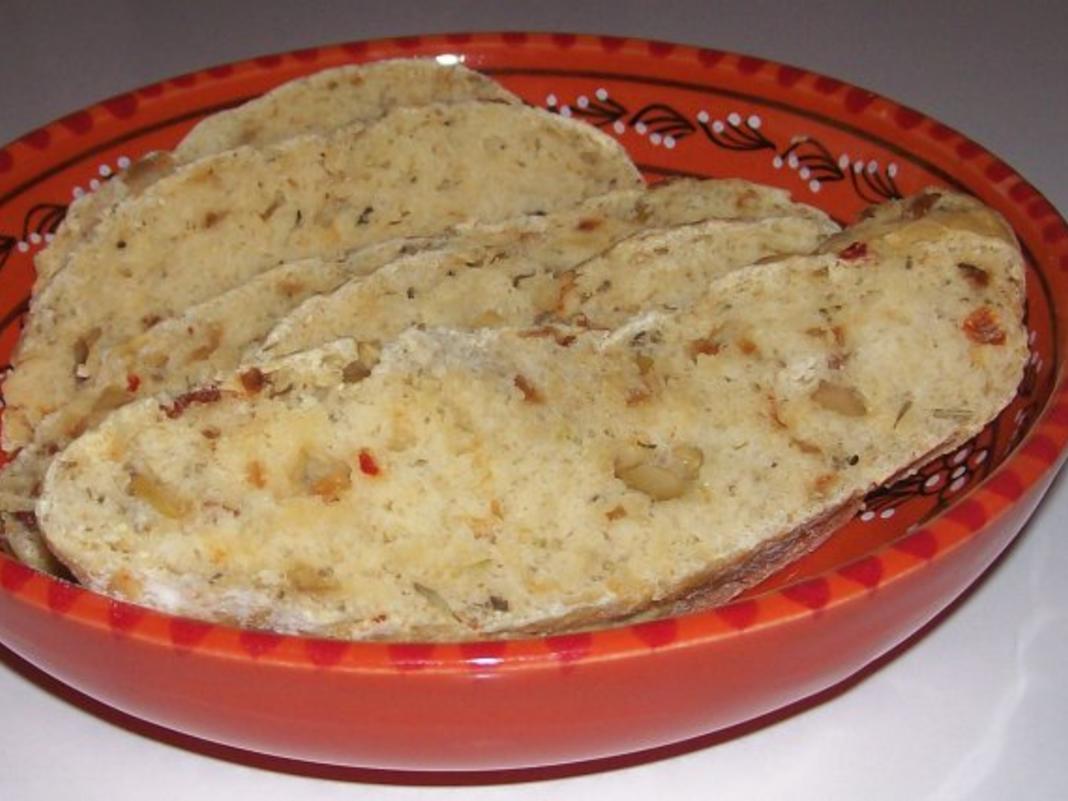 Rustikales Zwiebel Oliven Brot - einfach - 233 kcal/100g