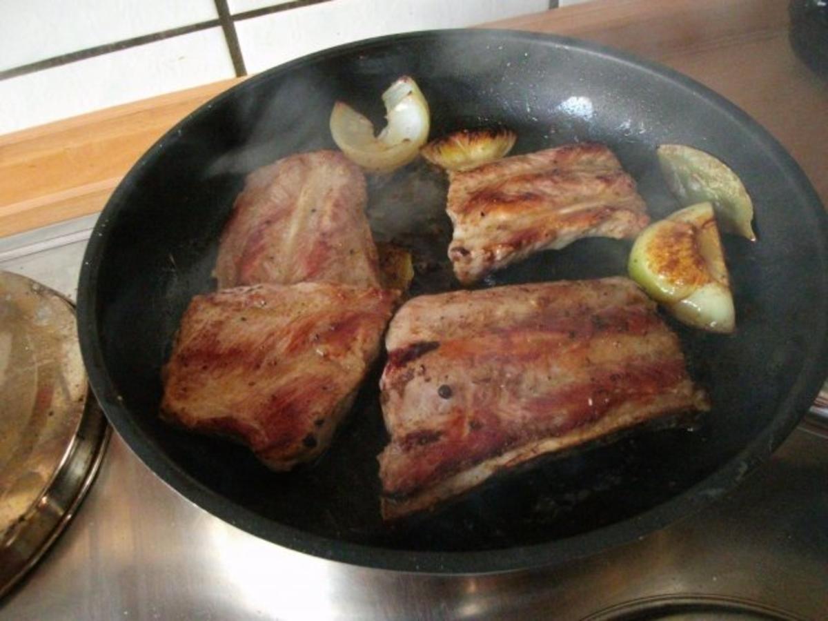 Knusprige fleischige Rippchen mit Rosenkohl in Semmelbrösel - einfach ...