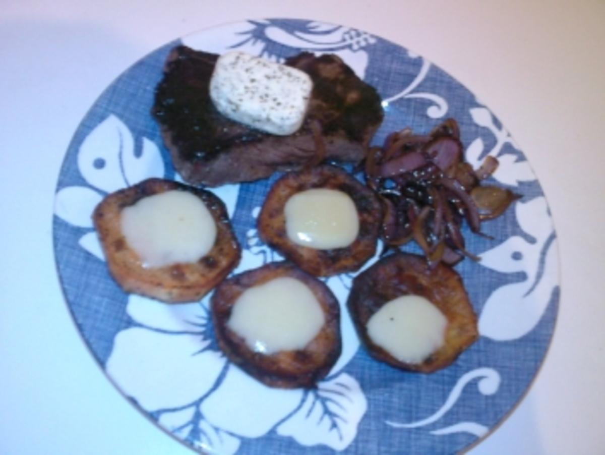 Gebratenes Rinderfilet mit Röstzwiebeln und angratinierten ...