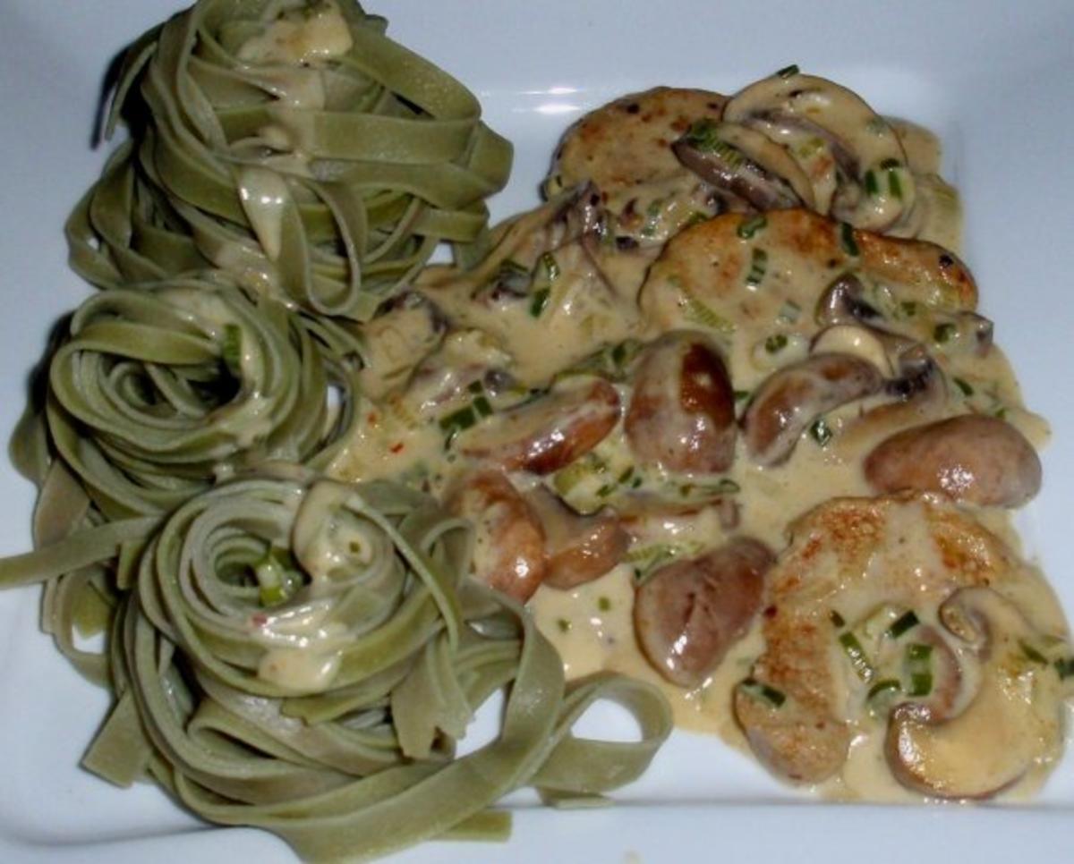 Filet in Champignon-Rahmsoße und Fettuccine agli Spinaci - Rezept ...