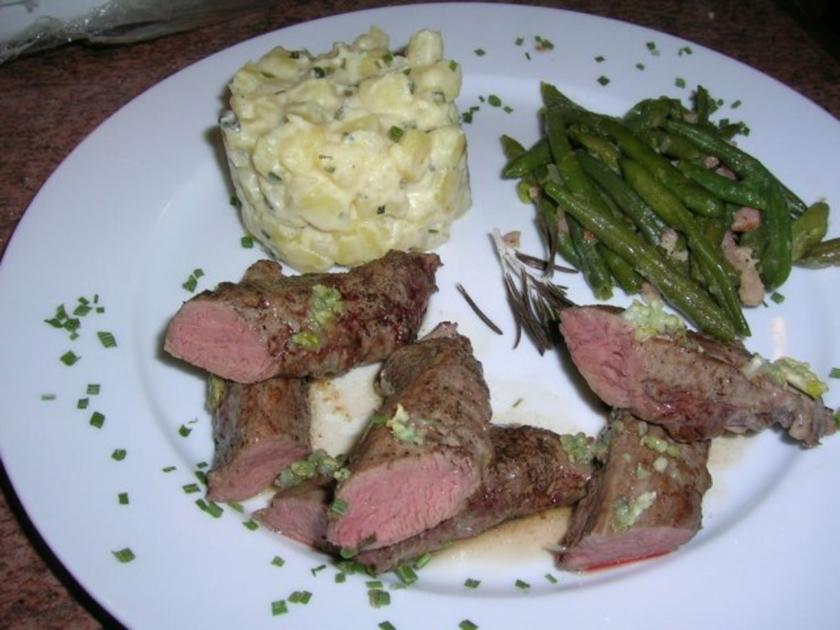Lammfilet, rosa gebraten, an Kartoffelragout und grünen Böhnchen ...