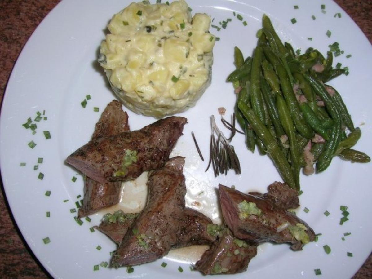 Lammfilet, rosa gebraten, an Kartoffelragout und grünen Böhnchen ...