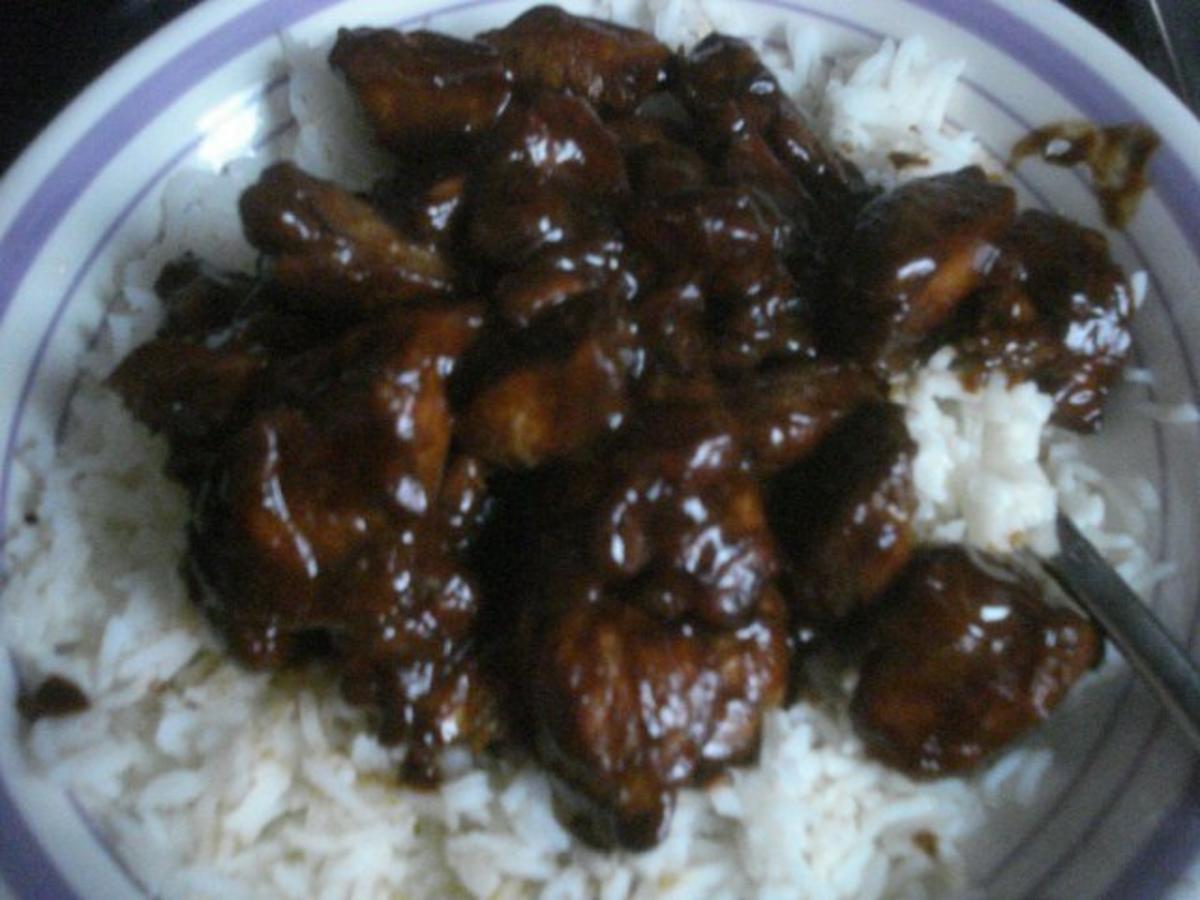 Hühnchen-Sate mit dunkler Erdnuss-Sauce und Basmatireis - Rezept ...